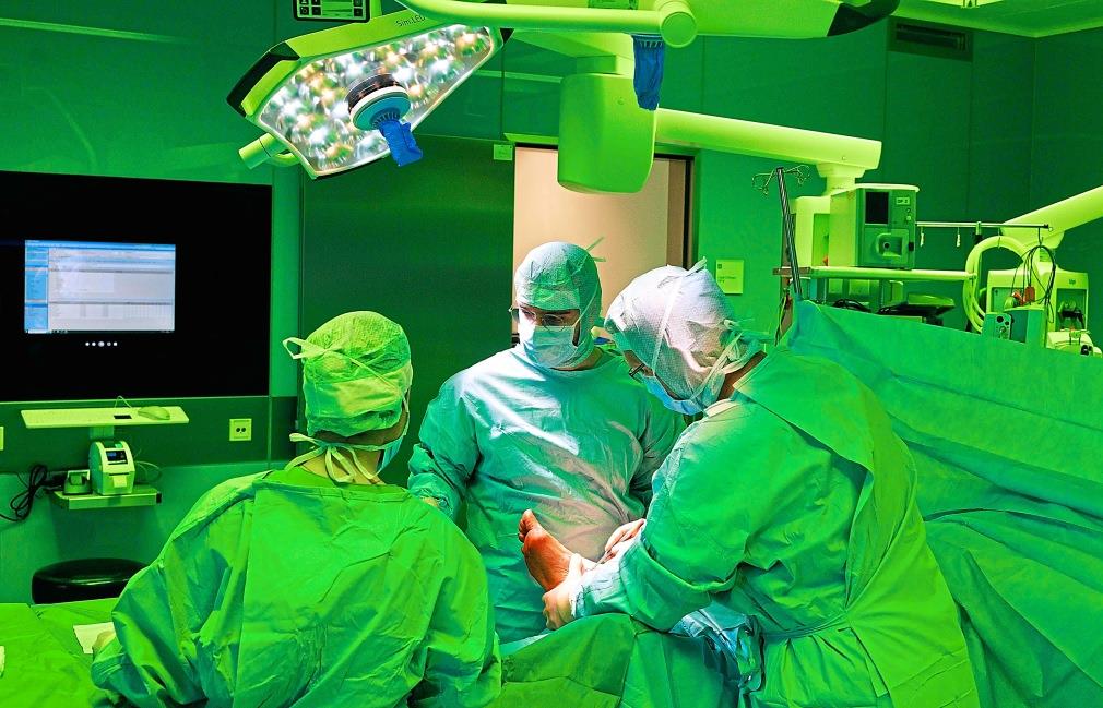 Die Knochensäge im OP selbst ausprobieren