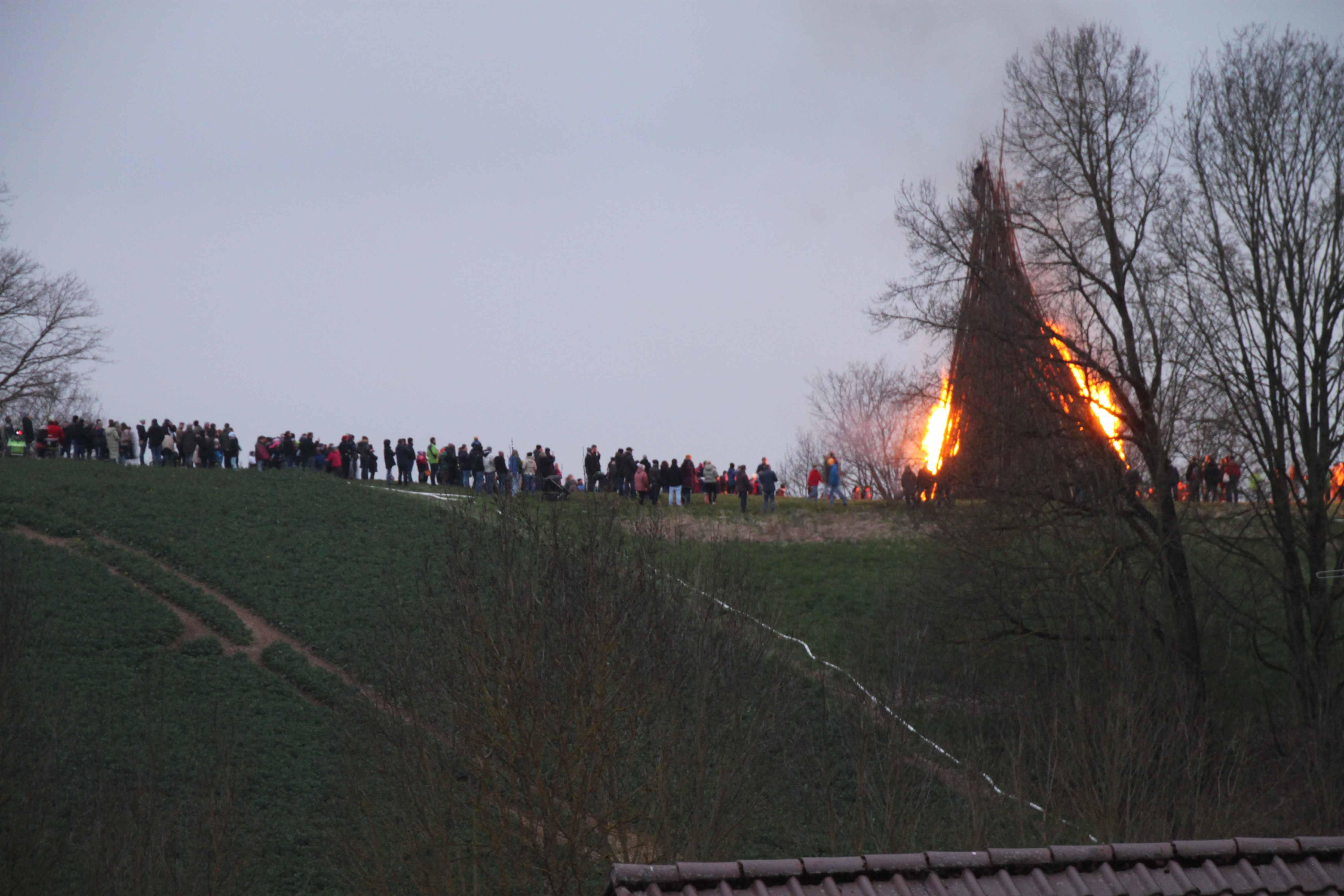 Thierhauptener Jugend errichtet Jaudus-Feuer