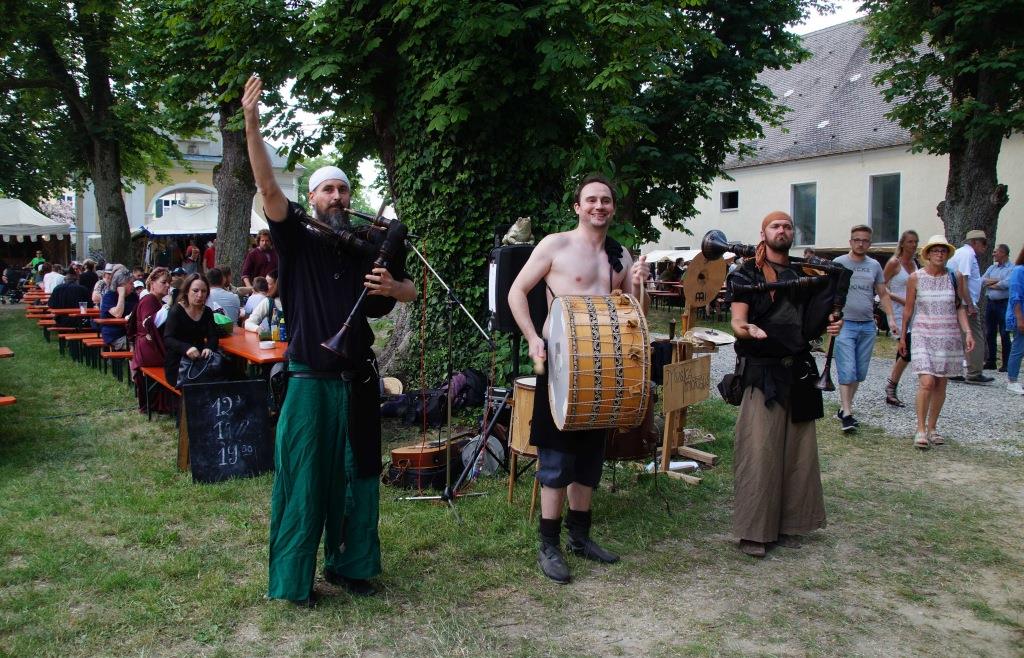 Im Schatten des Wasserschlosses Sandizell können sich die Besucher in ...