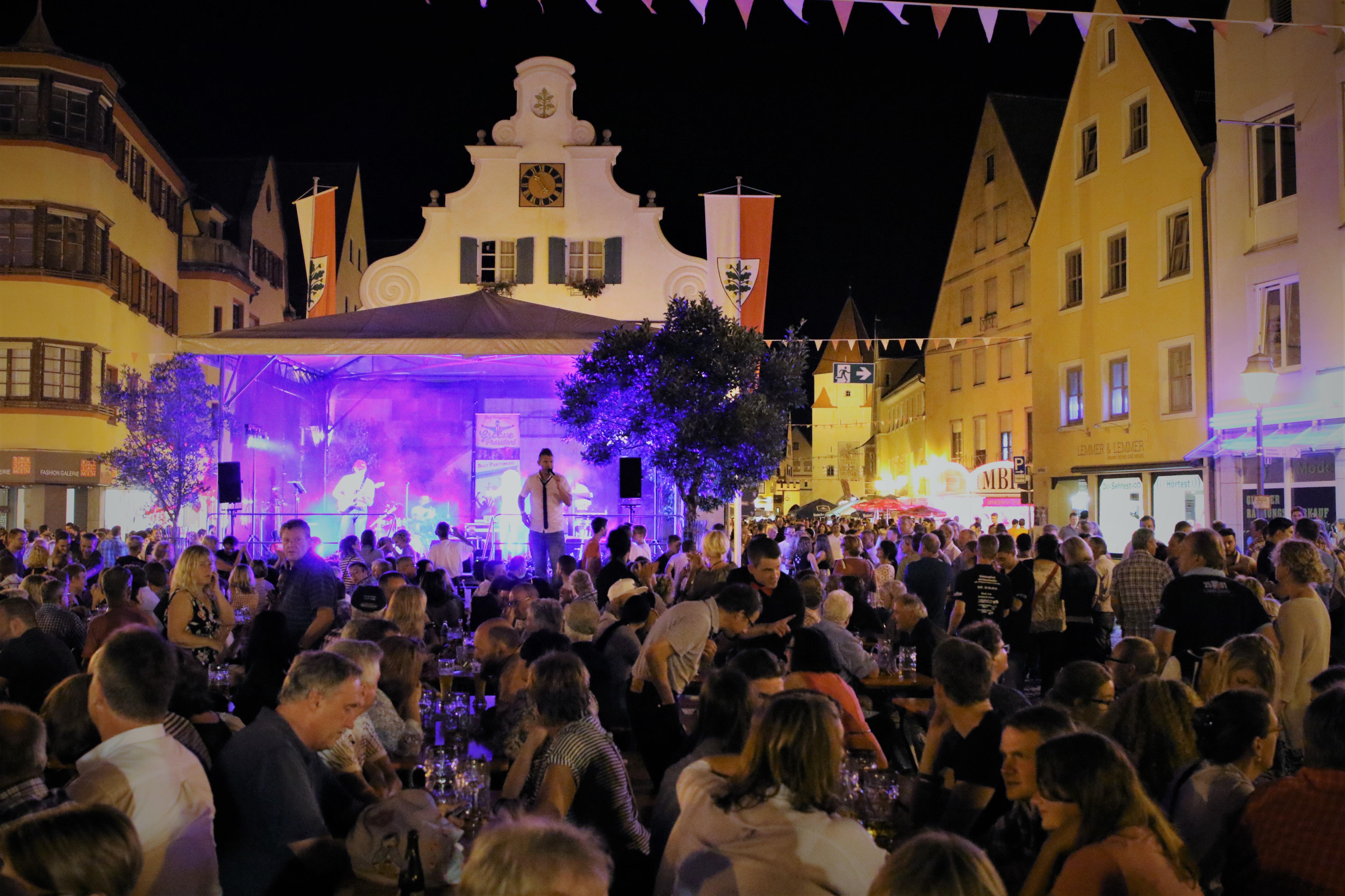 Stadtfest mit fünf Live-Bühnen und 60 Schmankerl-Ständen