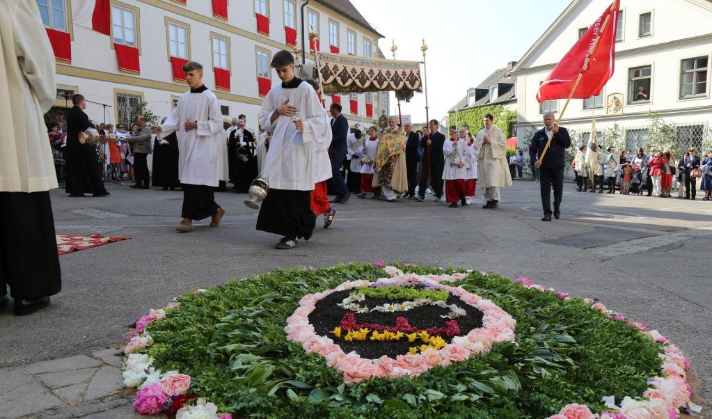 Bischof Gregor Maria Hanke feiert mit vielen Gläubigen in Eichstätt Fronleichnam