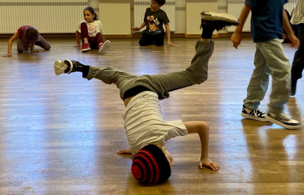 Breakdance ist erstmals olympisch – und hat in Pfaffenhofen begeisterte Nachwuchstänzer