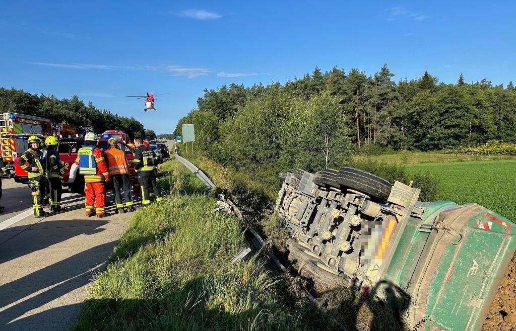 Unfall auf A93: Lkw kommt von Fahrbahn ab und stürzt über Böschung