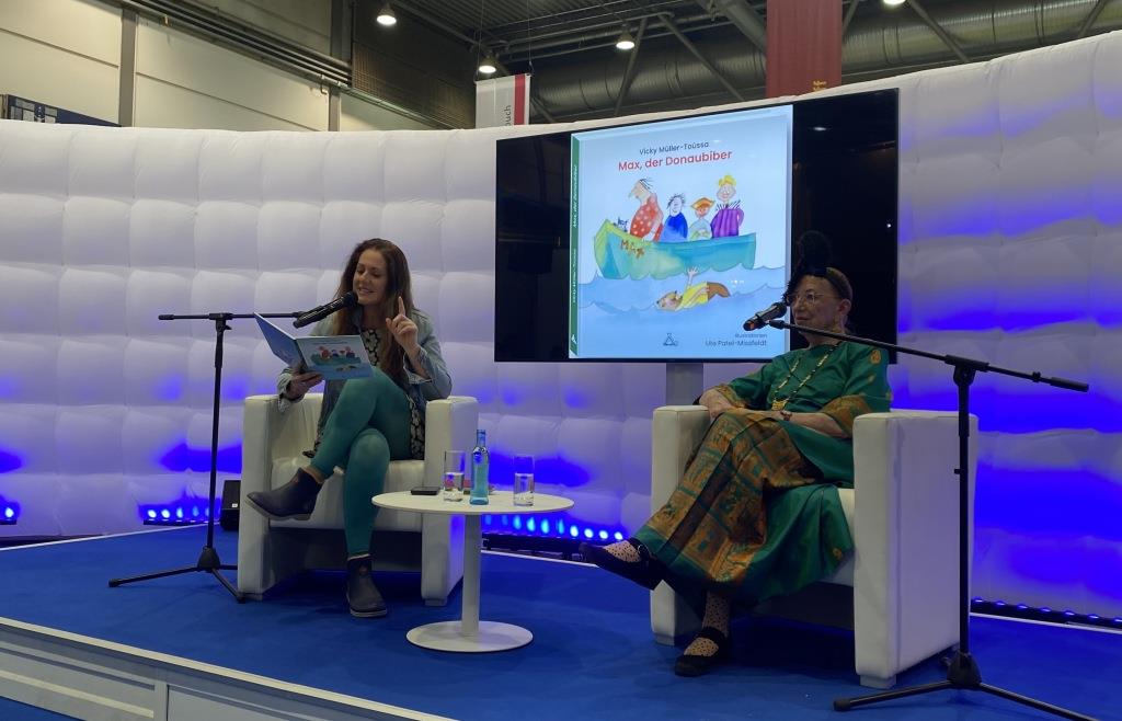 Vicky Müller-Toùssa stellte ihren Donaubiber Max auf der Buchmesse vor