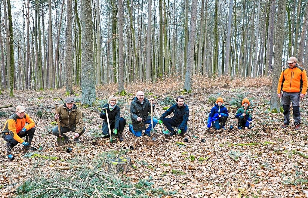Landtagsabgeordnete Petra Högl und Landrat Martin Neumeyer pflanzen ...