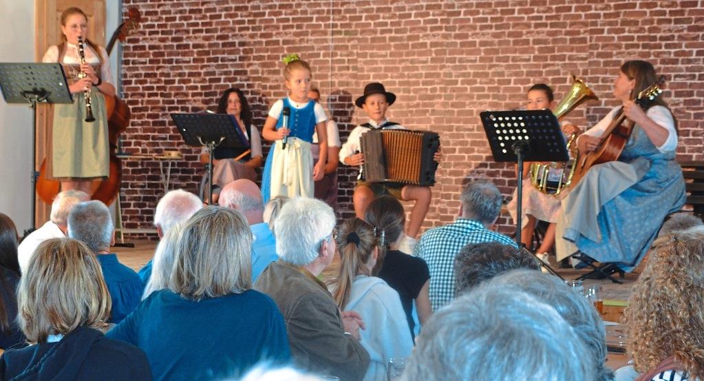 Traditionelles Essen mit Musik