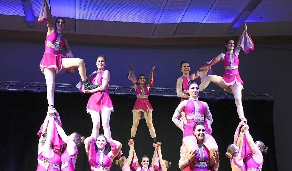 Waghalsige Hebefiguren, spektakuläre Sprünge und begeisternde ...