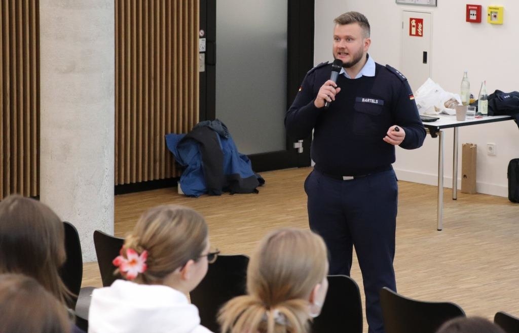 Bundeswehr-Jugendoffizier Benjamin Bartels spricht mit Zwölftklässlern ...