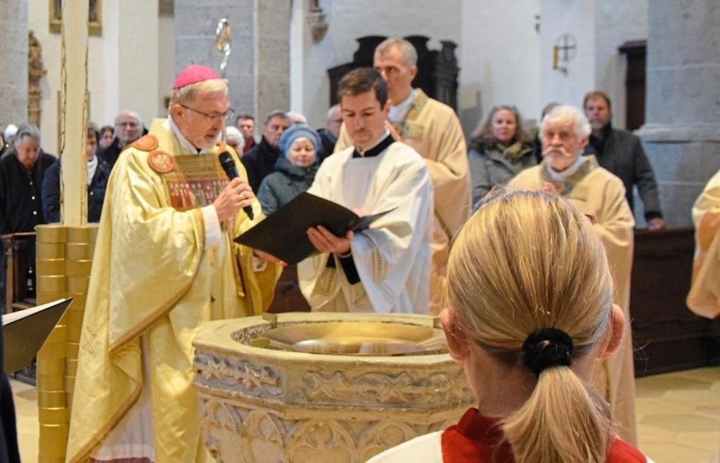 Bischof Gregor Maria Hanke eröffnet das Heilige Jahr 2025 im ...