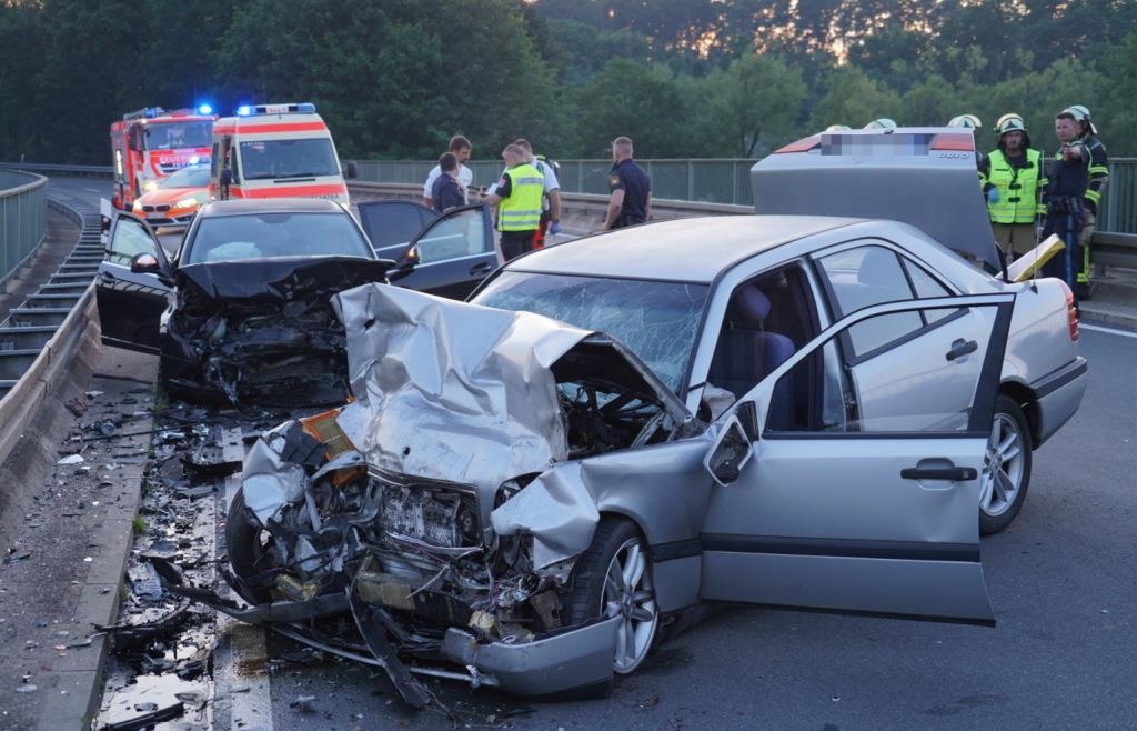 Frontal kollidiert: Drei Schwerverletzte bei Unfall im Kreis Roth, darunter zwei Kinder
