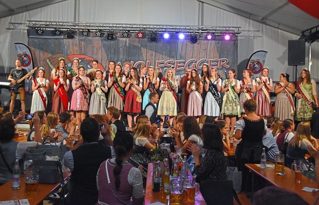 25 Königinnen auf der Beilngrieser Volksfest-Bühne