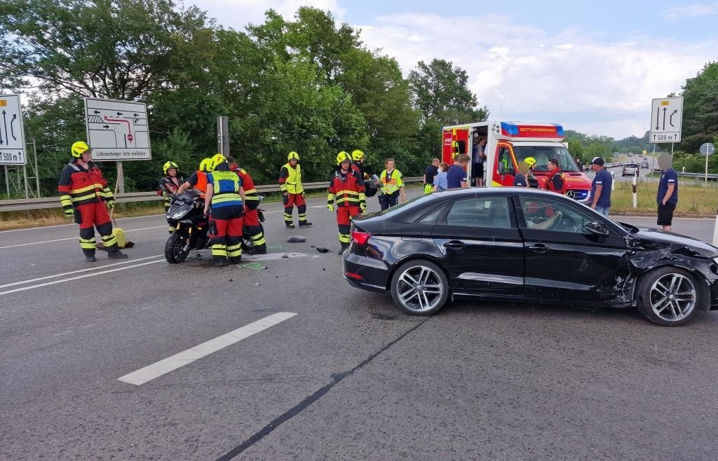 Unfall auf der B16 bei Manching: Motorradfahrer verletzt