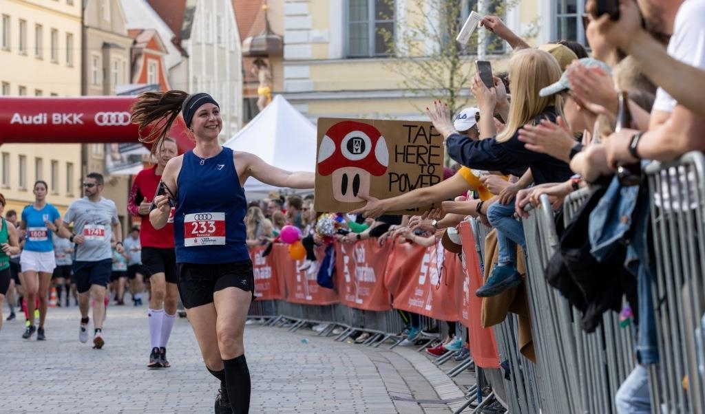 Gute Stimmung beim Ingolstädter Halbmarathon: Tausende Läufer starten bei hohen Temperaturen