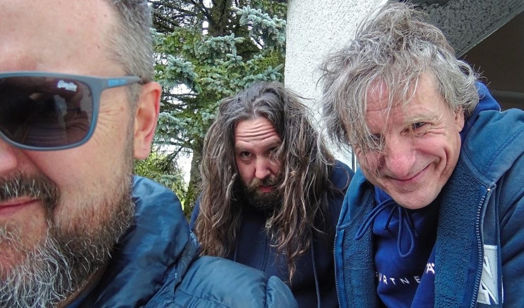 Elvis-Imitator und die Band der Zukunft kommen