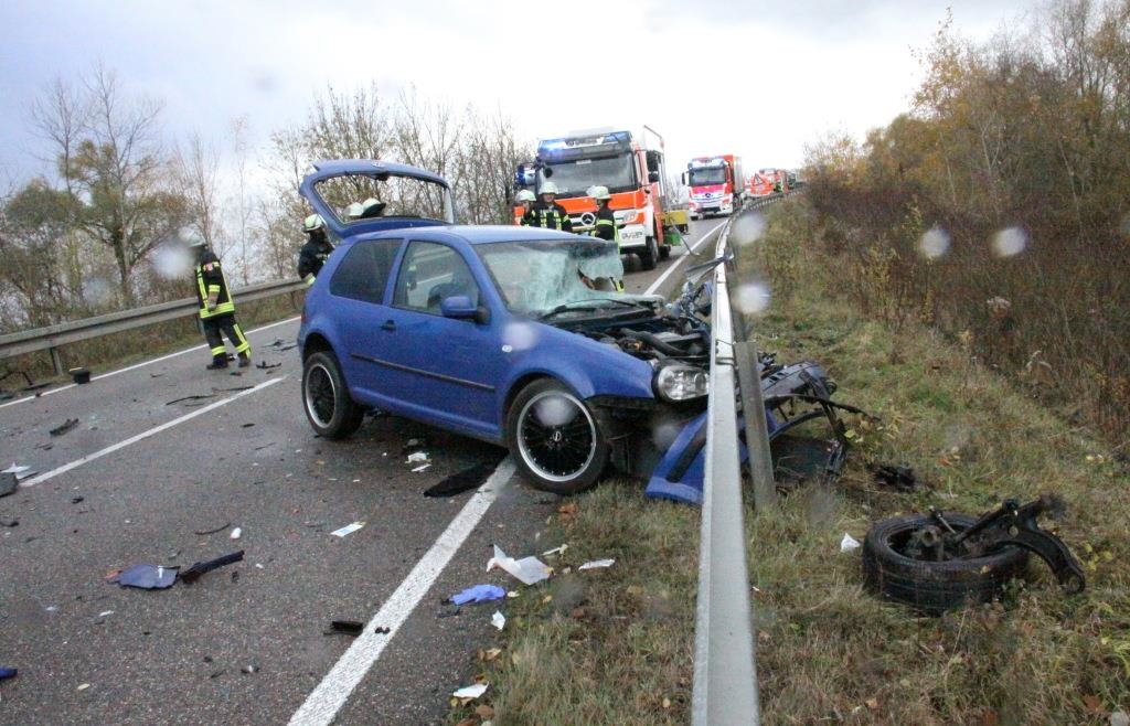 B16 nahe Ingolstadt: Autofahrer (25) bei Frontal-Unfall mit Lkw lebensgefährlich verletzt