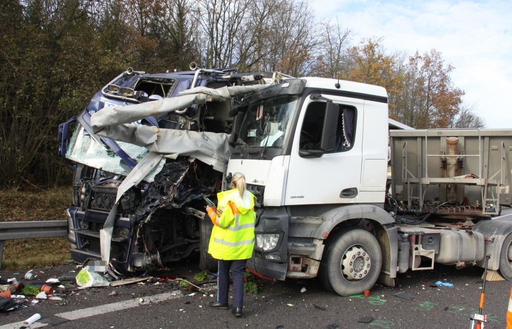 Lkw-Fahrer (53) schwer verletzt: Unfall mit mehreren Lkw auf A9 bei Denkendorf