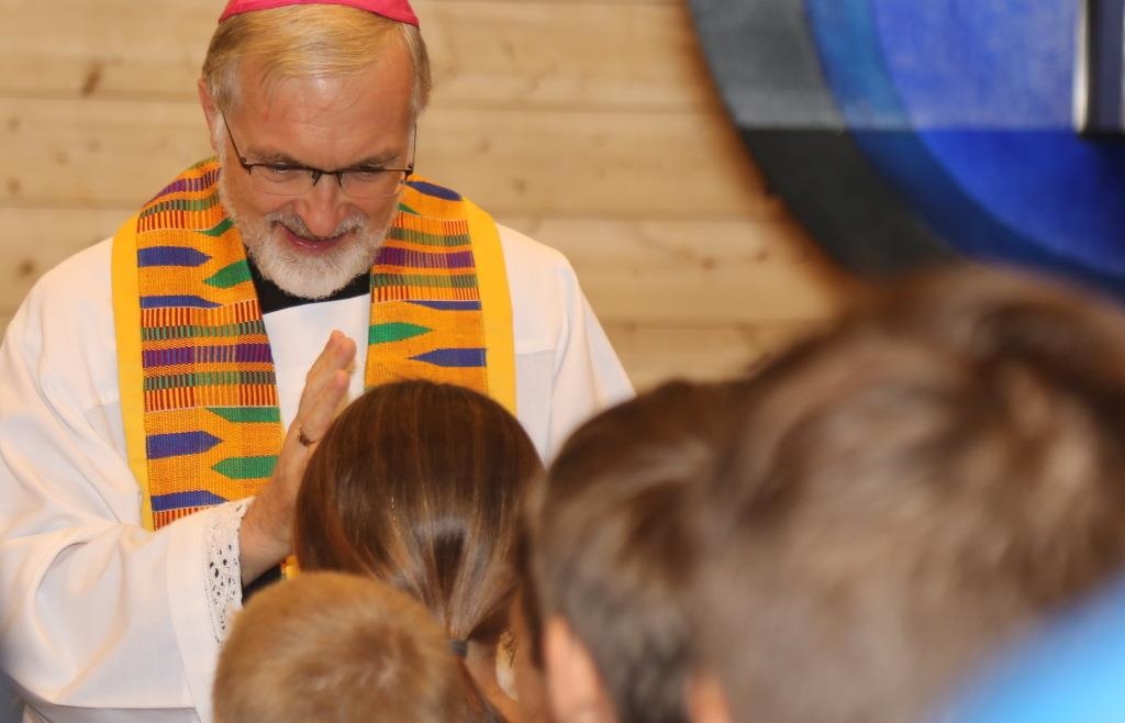 Eichstätts Bischof Gregor Maria Hanke besucht das Kinderdorf Marienstein