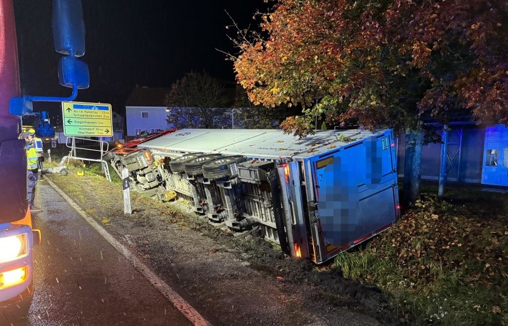 Sattelzug mit Asbest bei Schweitenkirchen umgekippt – Bergung dauerte Stunden