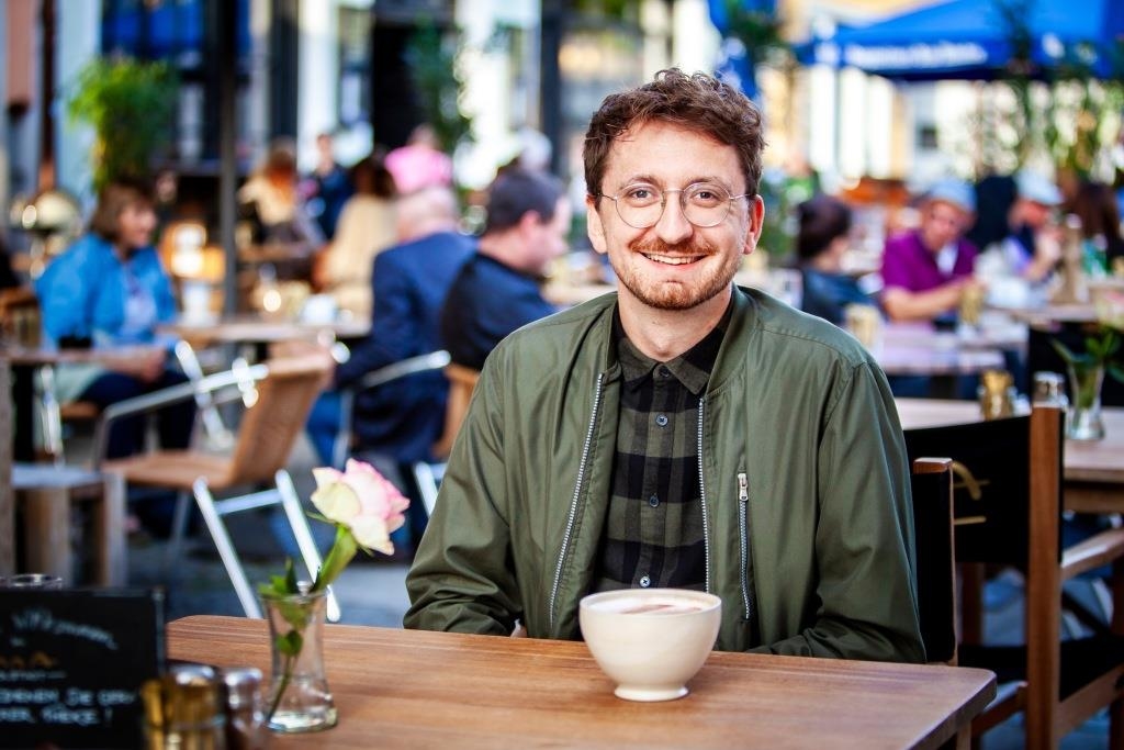 Kevin Reichelt hostet Poetry Slam am Donaustrand in Ingolstadt