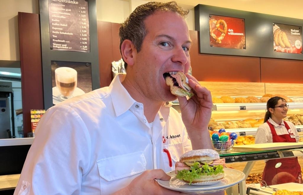 Bäckerei Hackner bietet am Unsinnigen Donnerstag Leberkaskrapfen an
