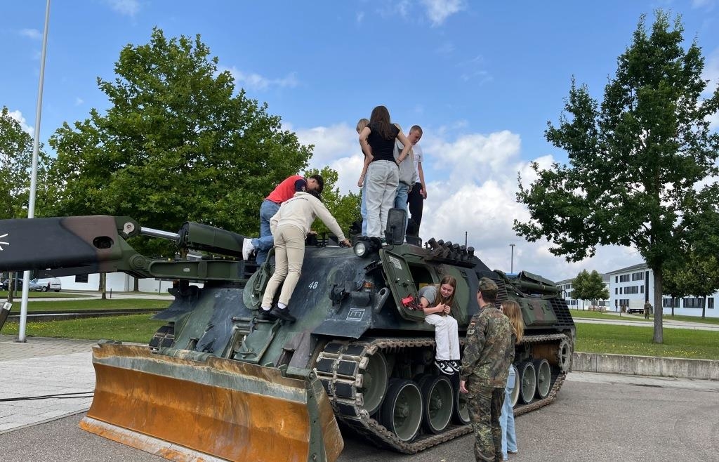 Einmal im Panzer sitzen: Jugendliche lernen Berufe bei der Bundeswehr ...