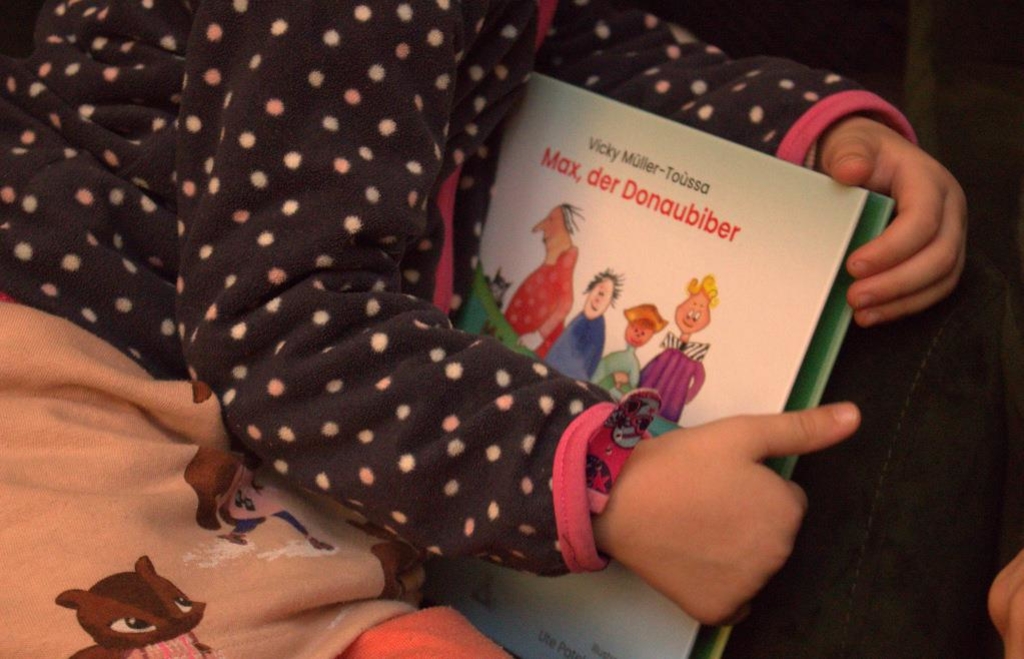 Vicky Müller-Toùssa liest in Neuburg aus „Max, der Donaubiber“ vor