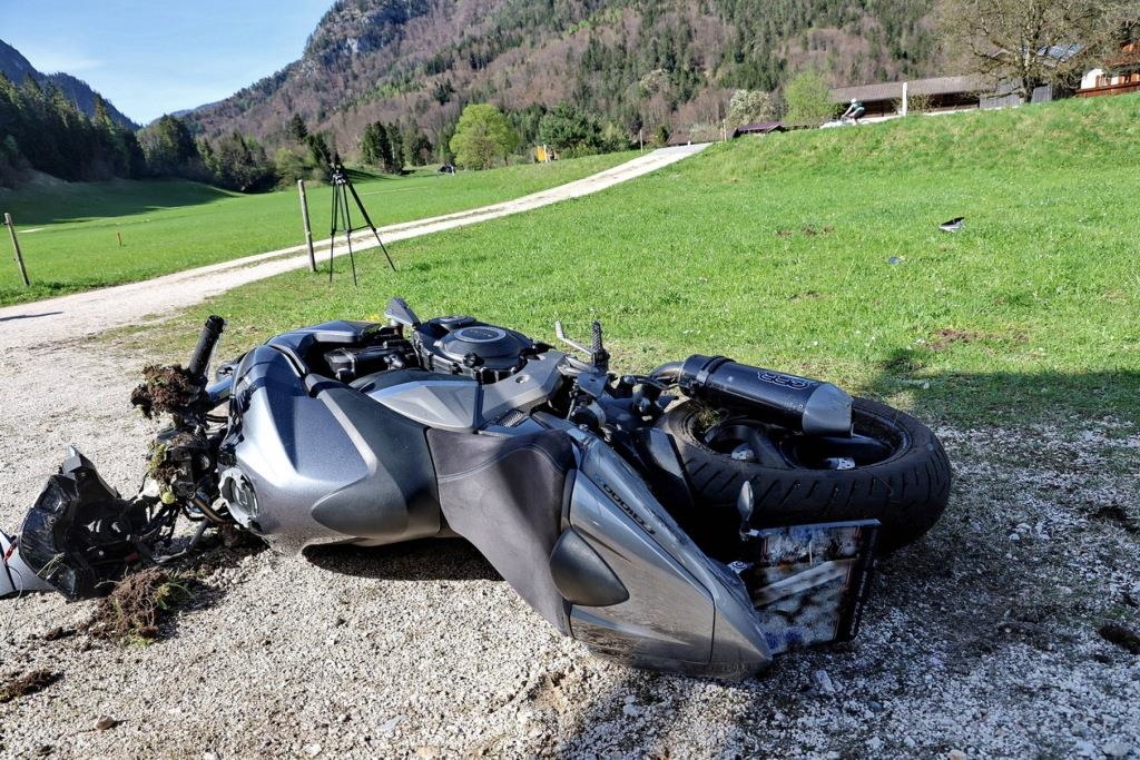 Motorrad stürzt auf B13 bei Schernfeld
