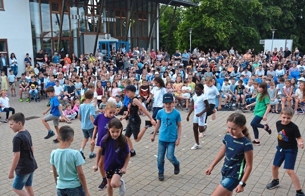 Gute Laune, Musik und Tanz beim Schulfest an der Schule Schernfeld