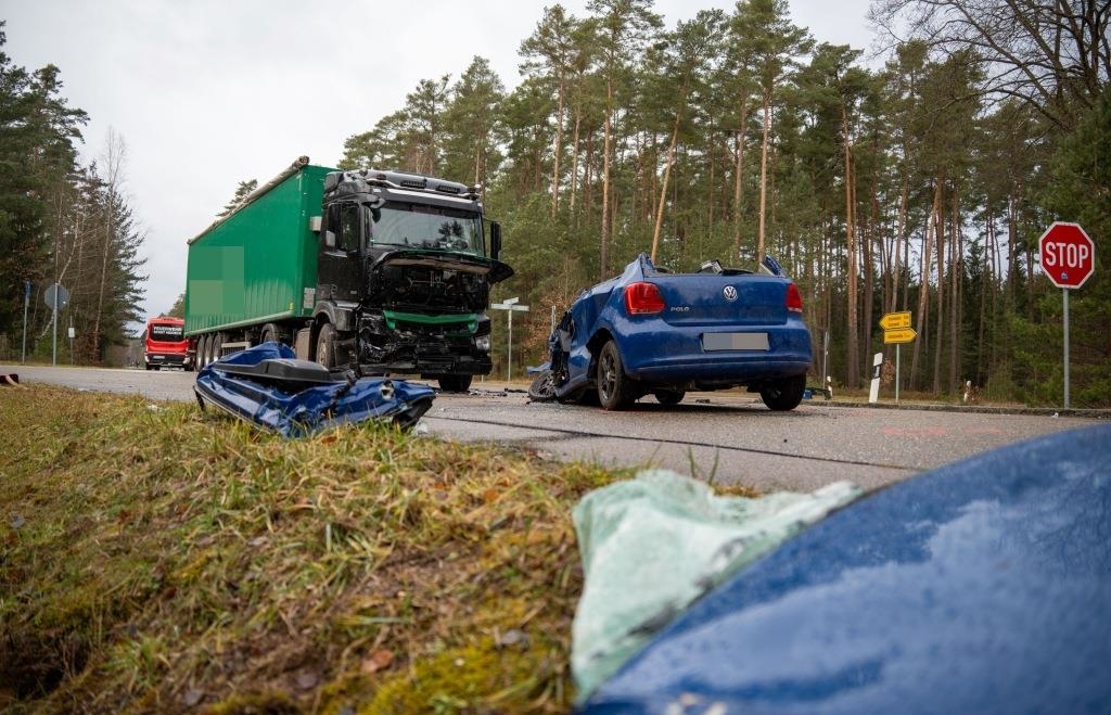 Lastwagen-Unfall bei Heideck: Schwer verletzte Autofahrerin (79) in Klinik geflogen
