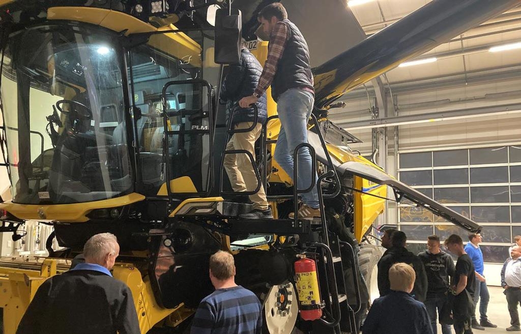 Derchinger Unternehmen Gruma präsentiert weltgrößten Mähdrescher