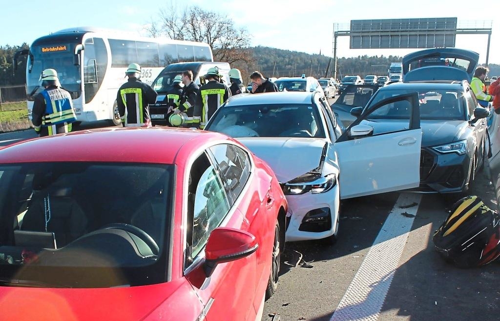 Mehrere Verletzte und hoher Schaden bei Unfall auf der A9