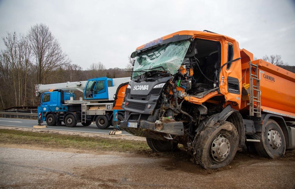 Lastwagen kollidiert mit Auto – B299 bei Pilsach über viele Stunden gesperrt