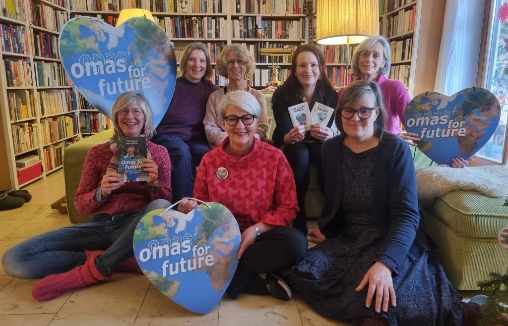 Omas for Future organisieren Klimastreik in Ingolstadt: Kundgebung mit Musik