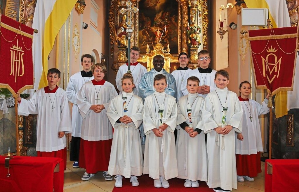 Vier junge Christen feiern in Paulushofen Erstkommunion