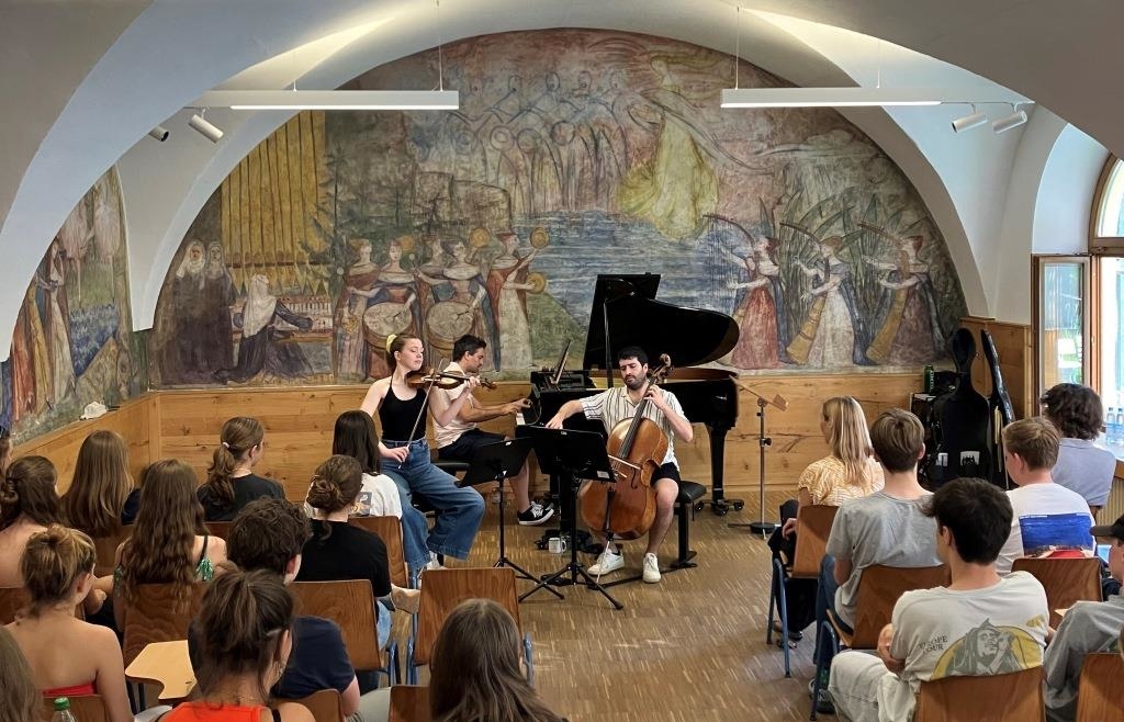 Tio Orelon spielt für Schülerinnen und Schüler des Gnadenthal-Gymnasiums