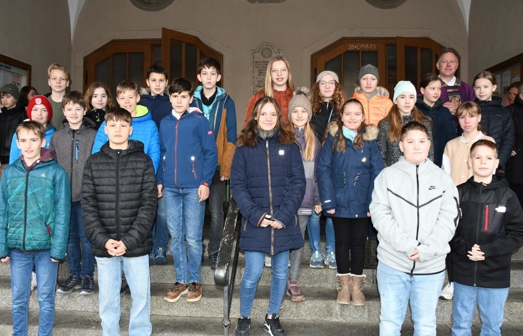 Firmlinge stellen sich vor und verkaufen Eine-Welt-Waren