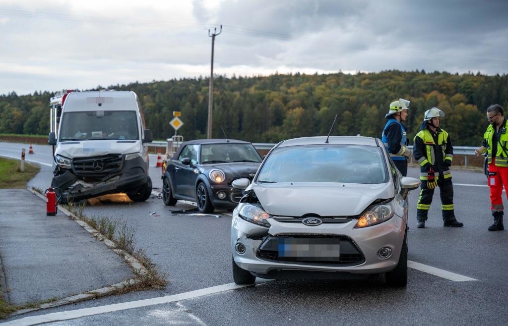 Schwerer Unfall mit vier Fahrzeugen auf der B299 bei Hartenhof: Fünf Verletzte