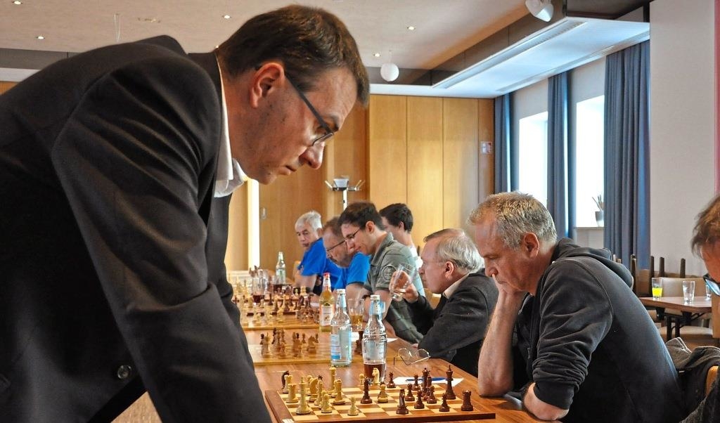 Schach: DK-Redakteur fordert Großmeister heraus – So lief das besondere ...