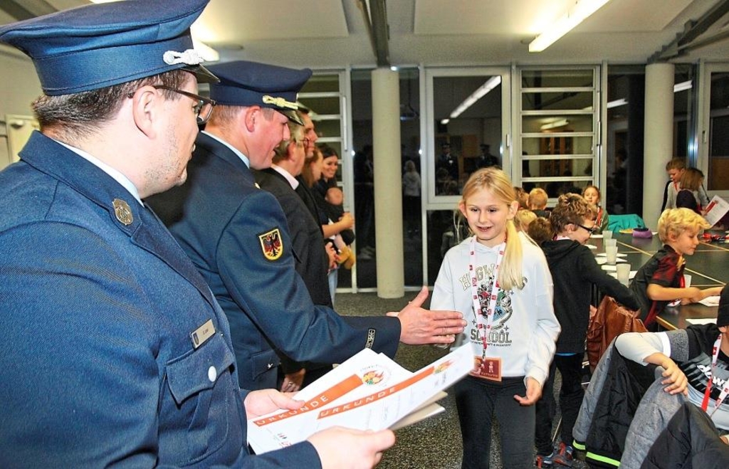 Hoffnungsvolle Flämmchen: 23 Buben und Mädchen der Gredinger ...