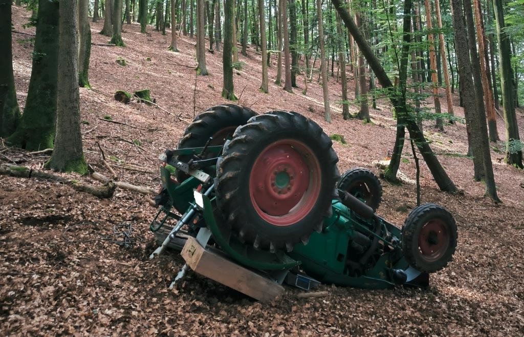 Unfall in Waldstück im Landkreis Eichstätt: Mit Traktor umgekippt
