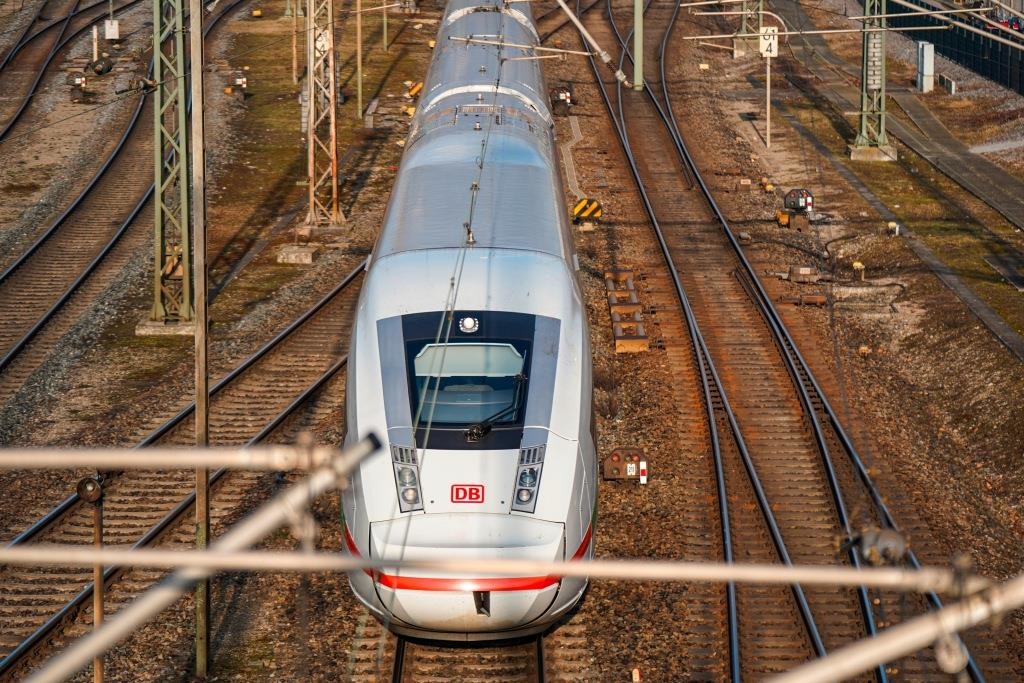 Train-Surfing: Jugendliche (14 und 15) aus Augsburg klammern sich außen ...