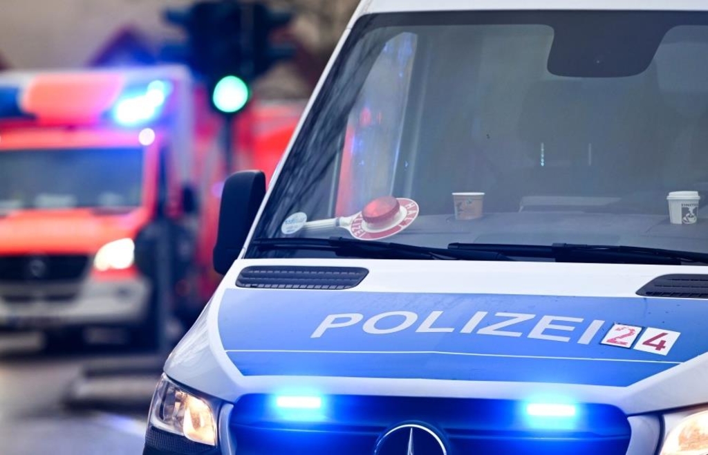 Autofahrerin rast durch Monheim und kracht in fünf Häuser – Zeugin ...