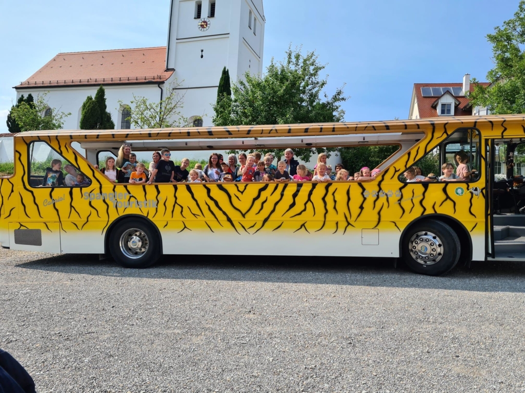 Mit dem Cabrio-Bus zum Kindergottesdienst