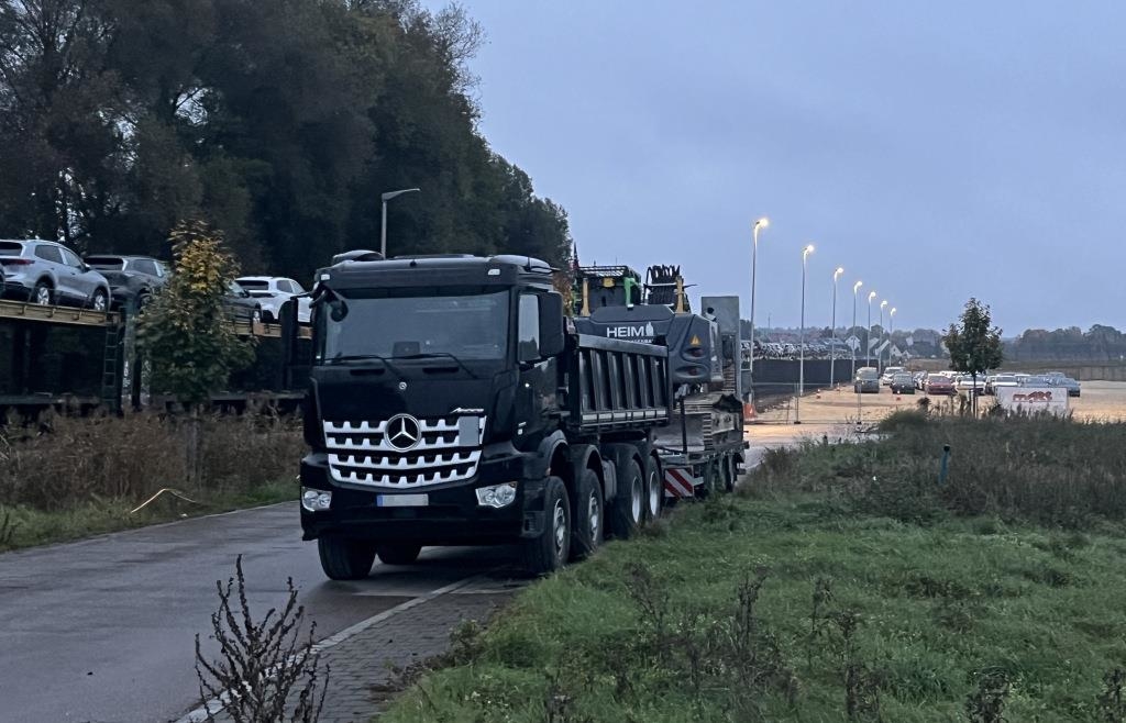 Automobillogistiker ARS Altmann entlädt erstmals Autozug bei Burgstall