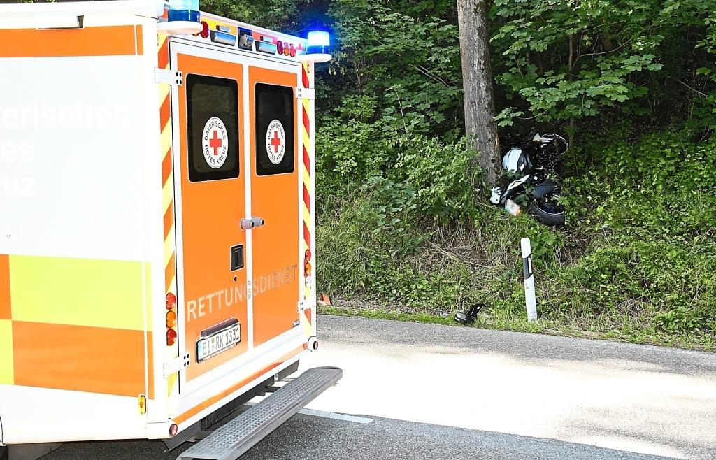 Motorradfahrerin bei Unfall nahe Beilngries lebensgefährlich verletzt