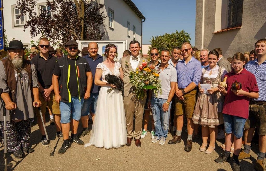 Zahlreiche Vereine stehen Spalier für das Brautpaar