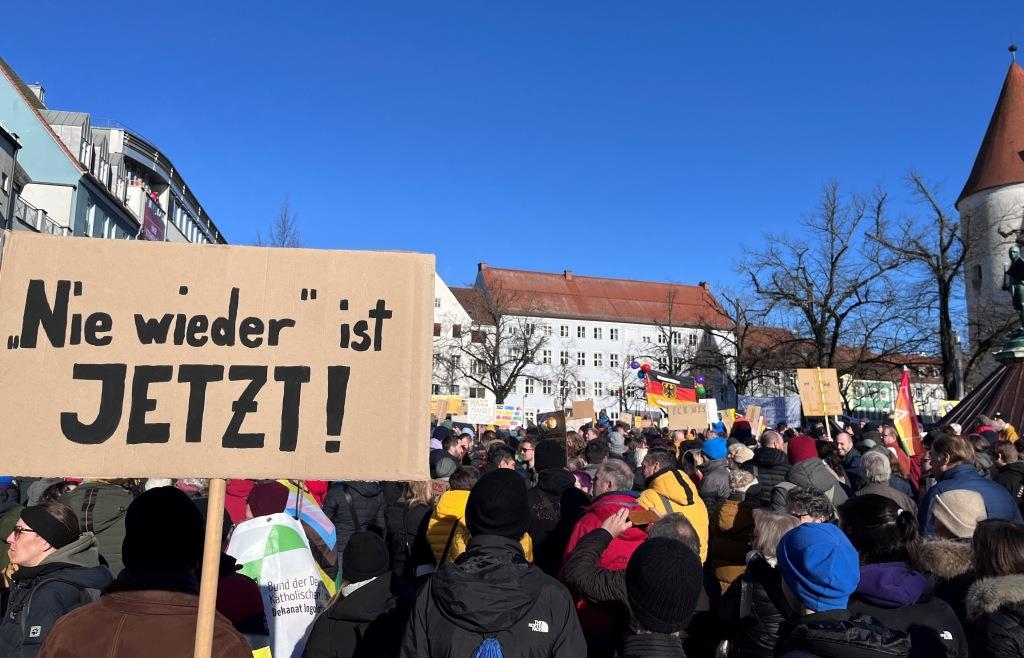 Rund 6000 Menschen demonstrieren in Ingolstadt friedlich gegen Rechts