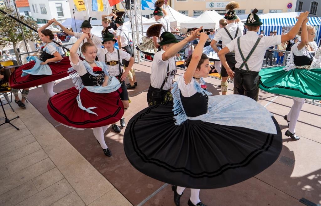 „Die Tracht boomt und lebt“ beim Trachtenmarkt in Greding