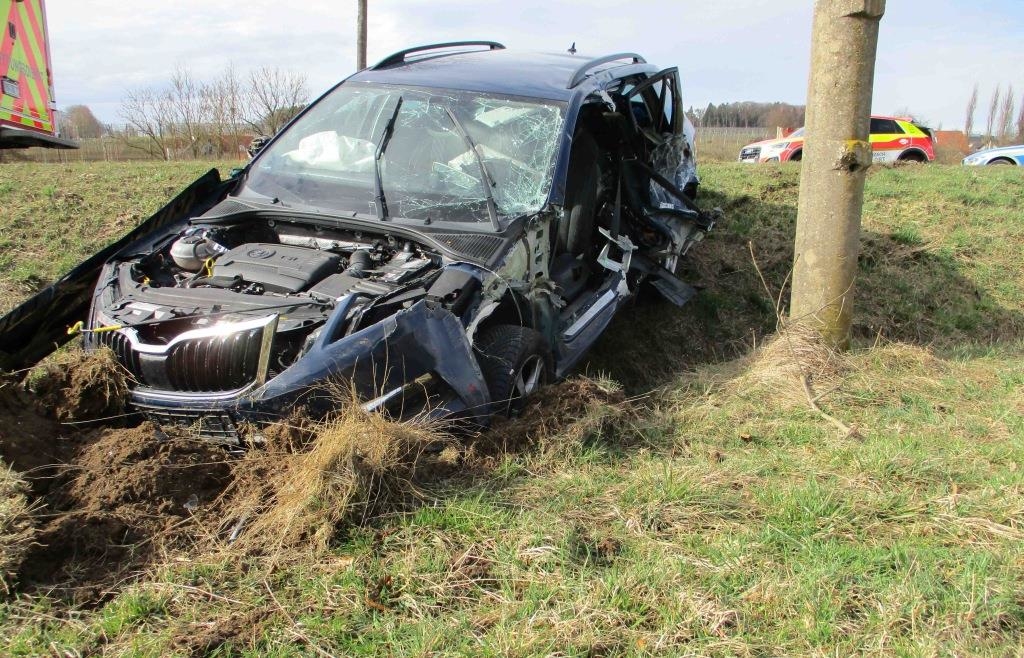 Schwerer Verkehrsunfall: Fahrer steigt mit leichten Verletzungen aus total demoliertem Auto