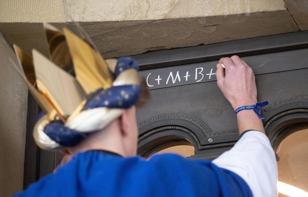 Sternsinger bringen in Neuburg Segen von Haus zu Haus